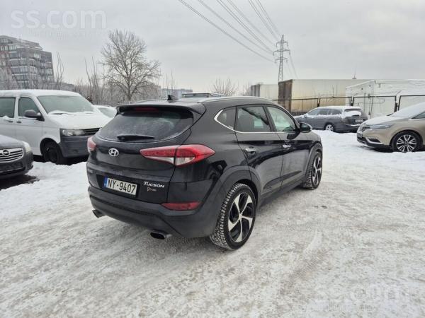 Black Hyundai Tucson 2017 in Riga, with an engine capacity of 1.70 L and mileage of 171 thousand km for 12990 €, photo 6 on AUTOMOTO.COM.LV