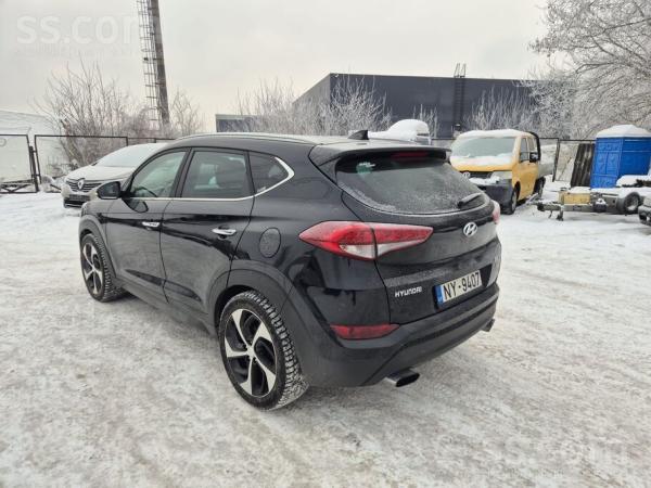 Black Hyundai Tucson 2017 in Riga, with an engine capacity of 1.70 L and mileage of 171 thousand km for 12990 €, photo 8 on AUTOMOTO.COM.LV