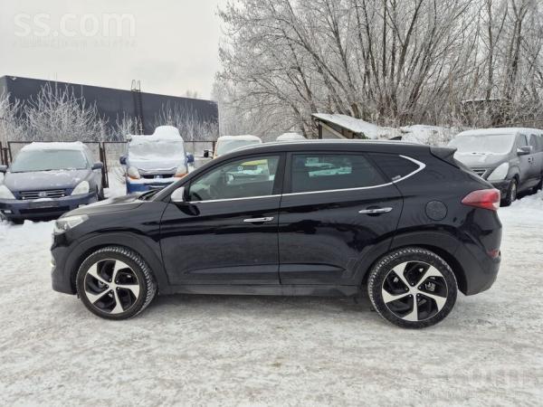 Black Hyundai Tucson 2017 in Riga, with an engine capacity of 1.70 L and mileage of 171 thousand km for 12990 €, photo 9 on AUTOMOTO.COM.LV