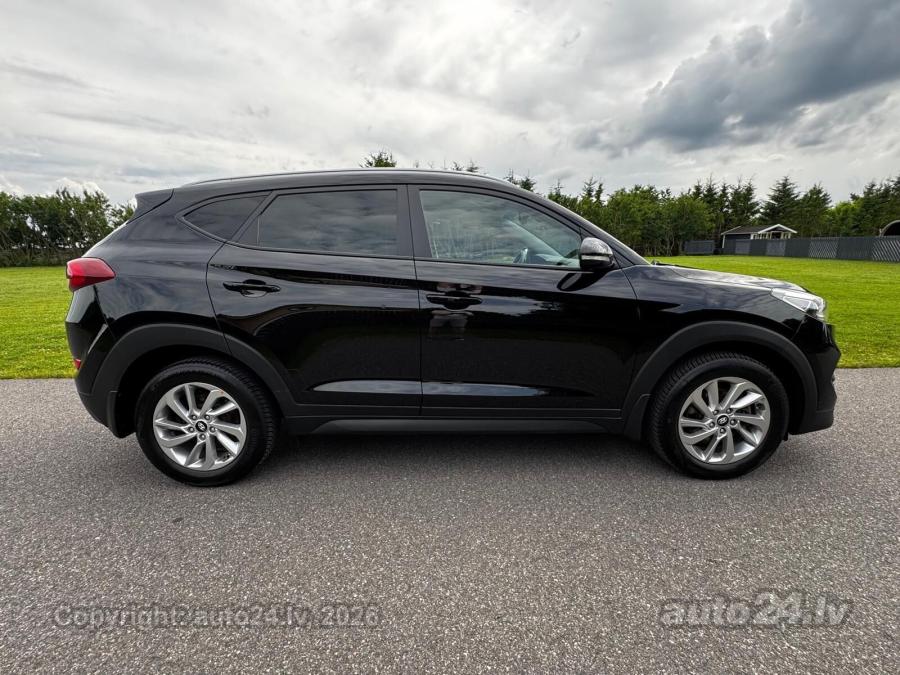 Black Hyundai Tucson 2017 in Tallinn, with an engine capacity of 1.60 L and mileage of 115 thousand km for 12500 €, photo 9 on AUTOMOTO.COM.LV