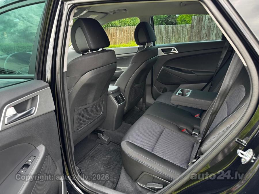 Black Hyundai Tucson 2017 in Tallinn, with an engine capacity of 1.60 L and mileage of 115 thousand km for 12500 €, photo 11 on AUTOMOTO.COM.LV