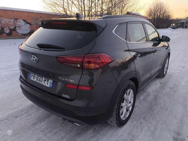 Black Hyundai Tucson 2018 in Siauliai, with an engine capacity of 1.60 L and mileage of 86 thousand km for 15600 €, photo 4 on AUTOMOTO.COM.LV