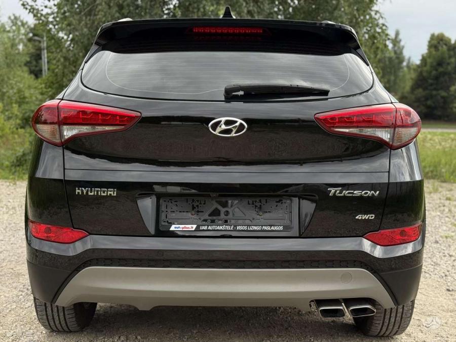Black Hyundai Tucson 2018 in Siauliai, with an engine capacity of 2.00 L and mileage of 172 thousand km for 14950 €, photo 13 on AUTOMOTO.COM.LV