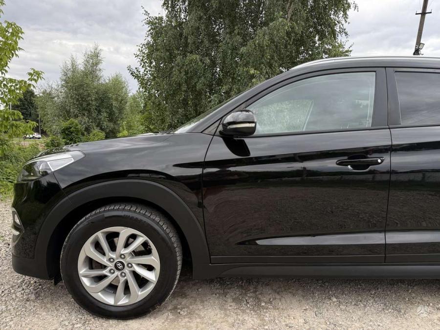 Black Hyundai Tucson 2018 in Siauliai, with an engine capacity of 2.00 L and mileage of 172 thousand km for 14950 €, photo 16 on AUTOMOTO.COM.LV