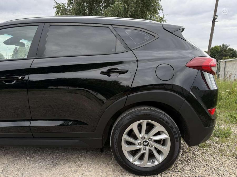 Black Hyundai Tucson 2018 in Siauliai, with an engine capacity of 2.00 L and mileage of 172 thousand km for 14950 €, photo 17 on AUTOMOTO.COM.LV