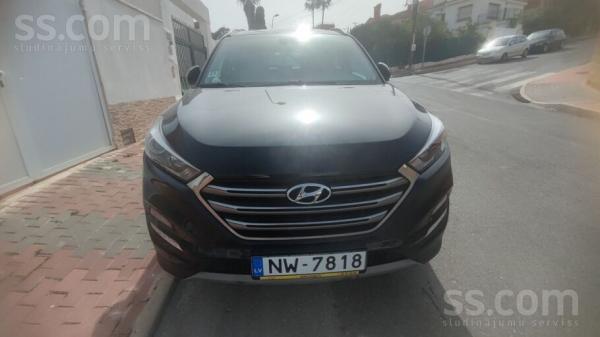 Black Hyundai Tucson 2018 in Daugavpils, with an engine capacity of 1.60 L and mileage of 185 thousand km for 13800 €, photo 6 on AUTOMOTO.COM.LV
