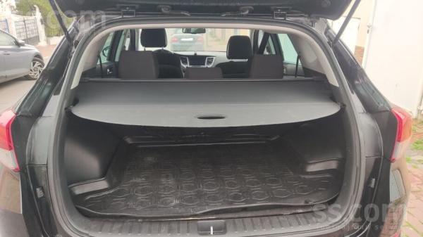 Black Hyundai Tucson 2018 in Daugavpils, with an engine capacity of 1.60 L and mileage of 185 thousand km for 13800 €, photo 8 on AUTOMOTO.COM.LV