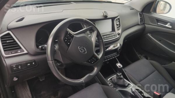 Black Hyundai Tucson 2018 in Daugavpils, with an engine capacity of 1.60 L and mileage of 185 thousand km for 13800 €, photo 9 on AUTOMOTO.COM.LV
