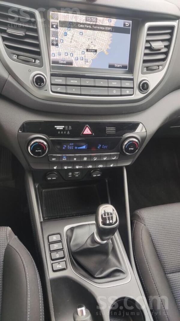 Black Hyundai Tucson 2018 in Daugavpils, with an engine capacity of 1.60 L and mileage of 185 thousand km for 13800 €, photo 10 on AUTOMOTO.COM.LV