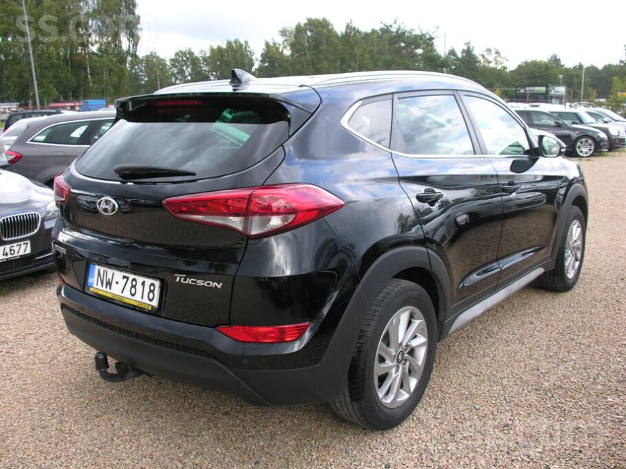 Black Hyundai Tucson 2018 in Riga, with an engine capacity of 1.60 L and mileage of 185 thousand km for 13550 €, photo 4 on AUTOMOTO.COM.LV