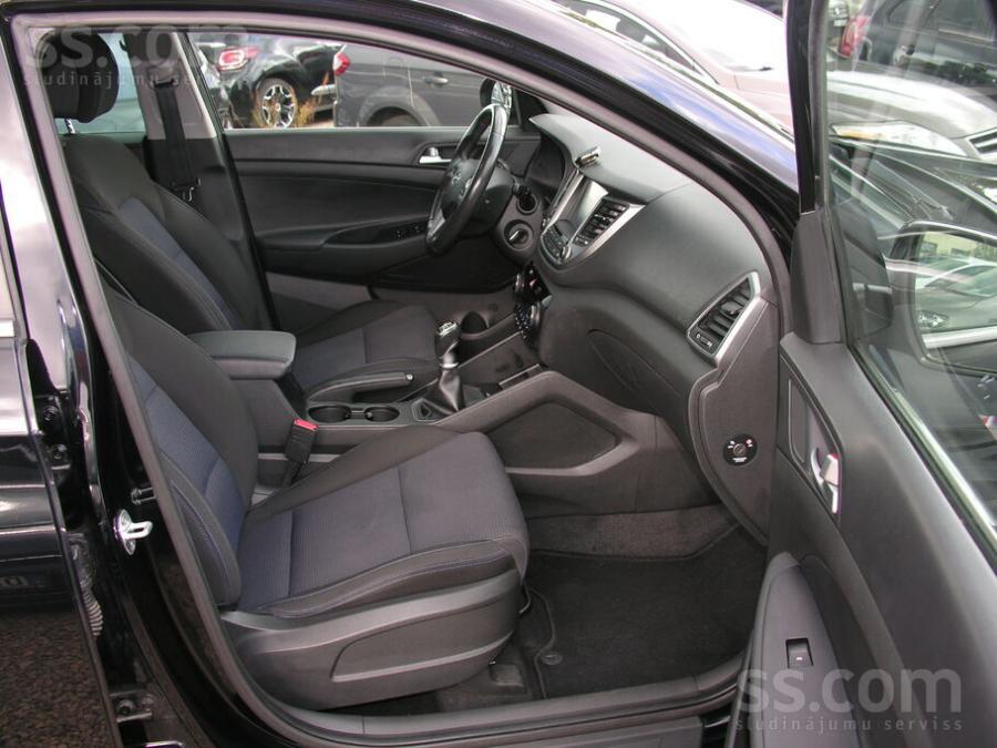 Black Hyundai Tucson 2018 in Riga, with an engine capacity of 1.60 L and mileage of 185 thousand km for 13550 €, photo 7 on AUTOMOTO.COM.LV
