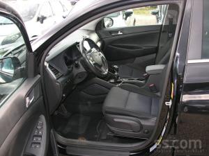 Black Hyundai Tucson 2018 in Riga, with an engine capacity of 1.60 L and mileage of 185 thousand km for 13550 €, photo 10 on AUTOMOTO.COM.LV