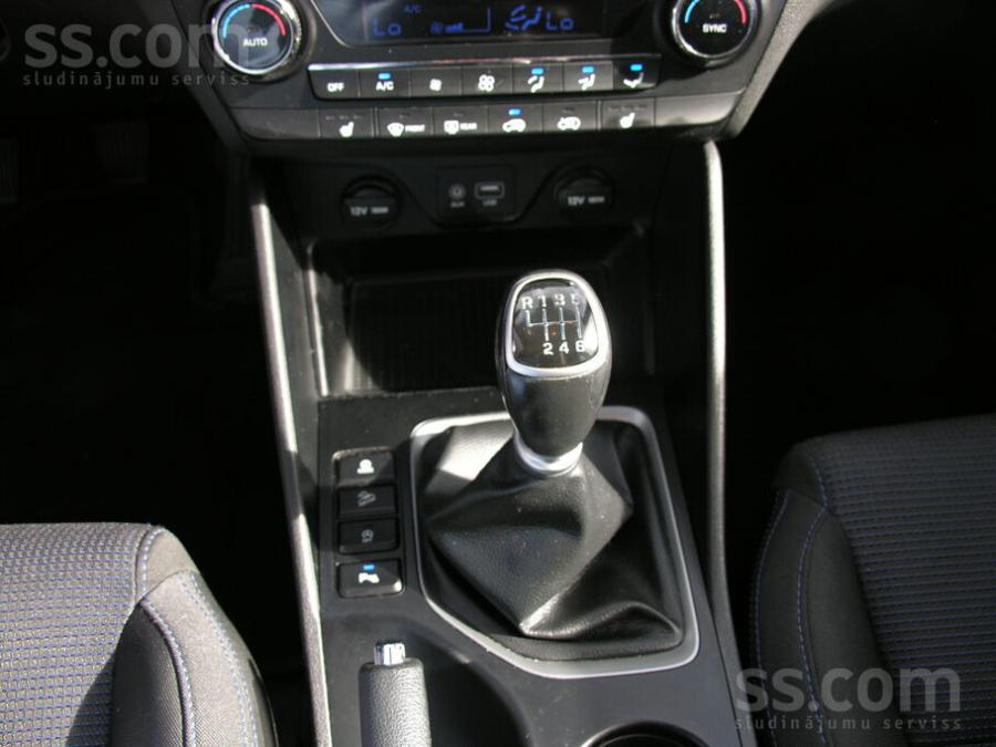 Black Hyundai Tucson 2018 in Riga, with an engine capacity of 1.60 L and mileage of 185 thousand km for 13550 €, photo 16 on AUTOMOTO.COM.LV