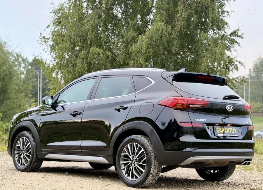 Black Hyundai Tucson 2018 in Siauliai, with an engine capacity of 1.60 L and mileage of 198 thousand km for 15750 €, photo 4 on AUTOMOTO.COM.LV