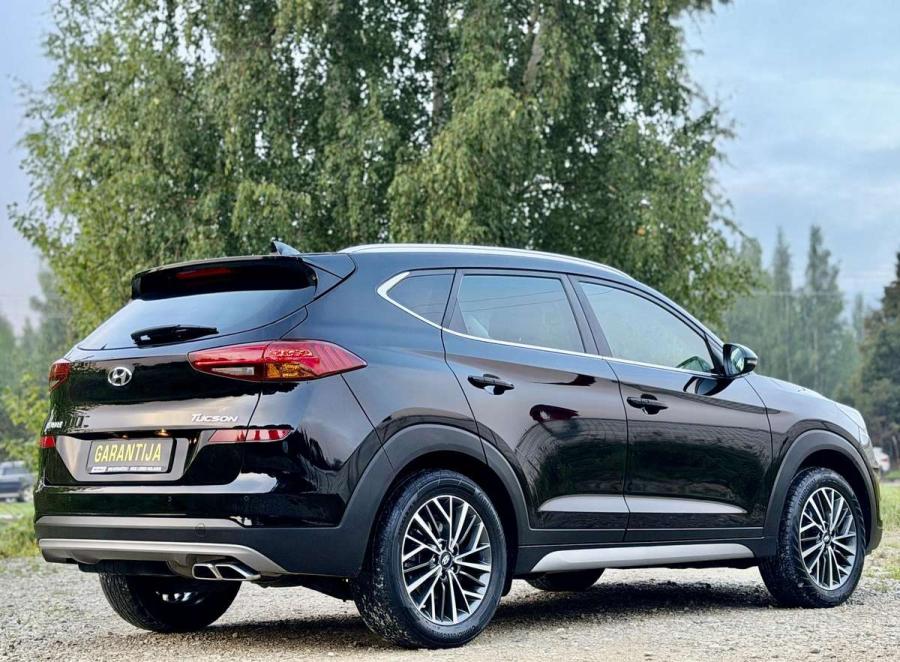 Black Hyundai Tucson 2018 in Siauliai, with an engine capacity of 1.60 L and mileage of 198 thousand km for 15750 €, photo 5 on AUTOMOTO.COM.LV
