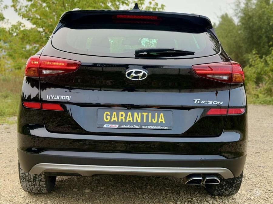 Black Hyundai Tucson 2018 in Siauliai, with an engine capacity of 1.60 L and mileage of 198 thousand km for 15750 €, photo 7 on AUTOMOTO.COM.LV