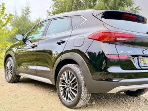 Black Hyundai Tucson 2018 in Siauliai, with an engine capacity of 1.60 L and mileage of 198 thousand km for 15750 €, photo 8 on AUTOMOTO.COM.LV