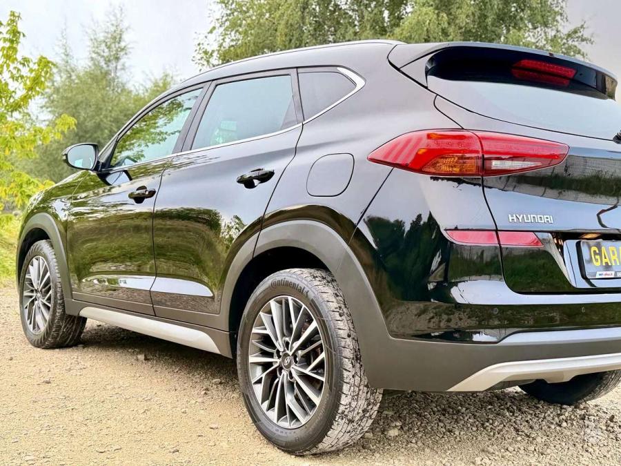 Black Hyundai Tucson 2018 in Siauliai, with an engine capacity of 1.60 L and mileage of 198 thousand km for 15750 €, photo 8 on AUTOMOTO.COM.LV