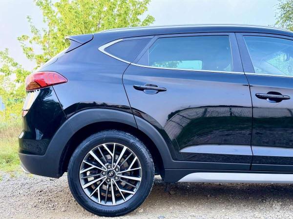 Black Hyundai Tucson 2018 in Siauliai, with an engine capacity of 1.60 L and mileage of 198 thousand km for 15750 €, photo 10 on AUTOMOTO.COM.LV