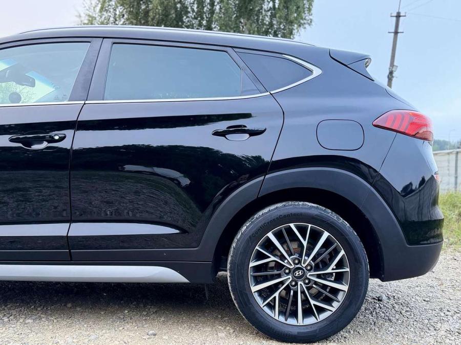 Black Hyundai Tucson 2018 in Siauliai, with an engine capacity of 1.60 L and mileage of 198 thousand km for 15750 €, photo 13 on AUTOMOTO.COM.LV