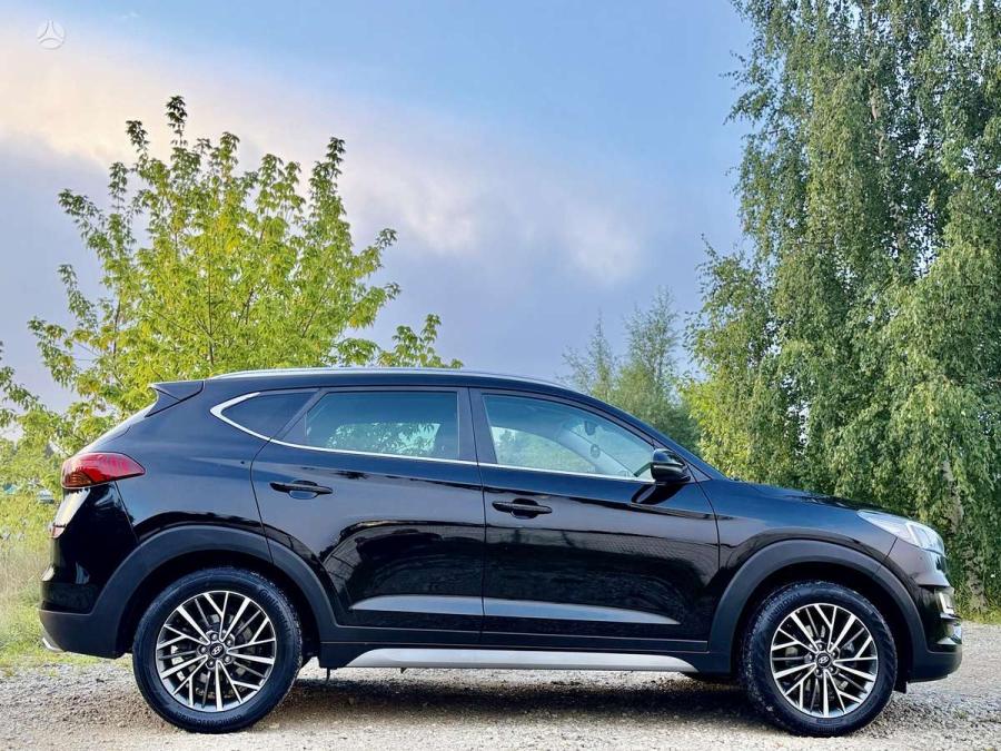 Black Hyundai Tucson 2018 in Siauliai, with an engine capacity of 1.60 L and mileage of 198 thousand km for 15750 €, photo 15 on AUTOMOTO.COM.LV