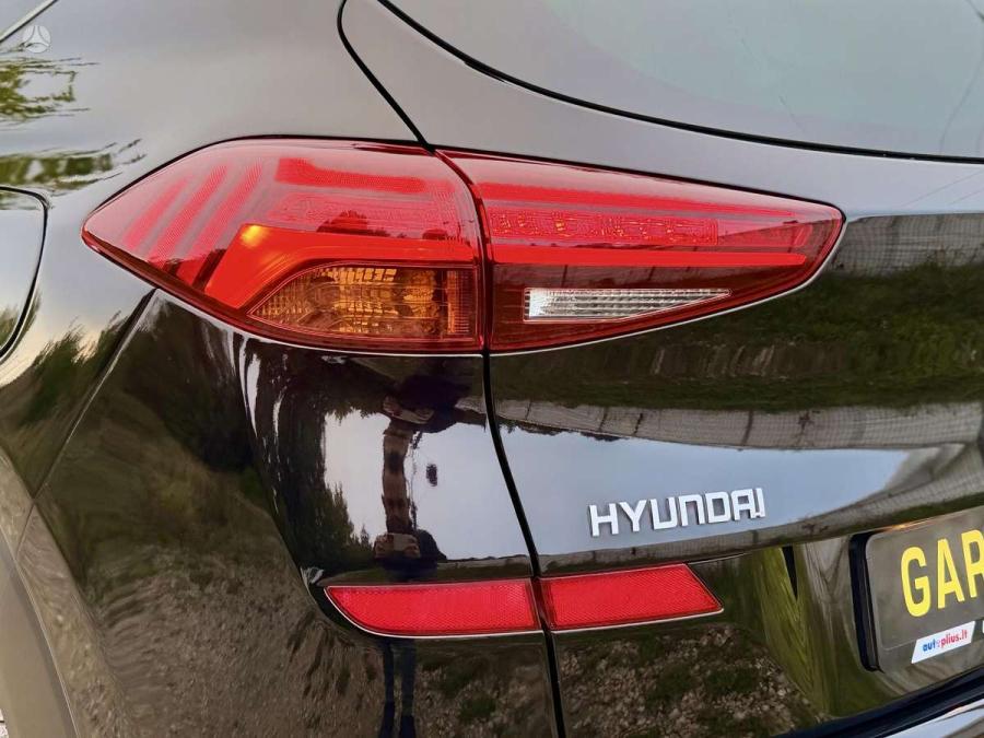 Black Hyundai Tucson 2018 in Siauliai, with an engine capacity of 1.60 L and mileage of 198 thousand km for 15750 €, photo 21 on AUTOMOTO.COM.LV