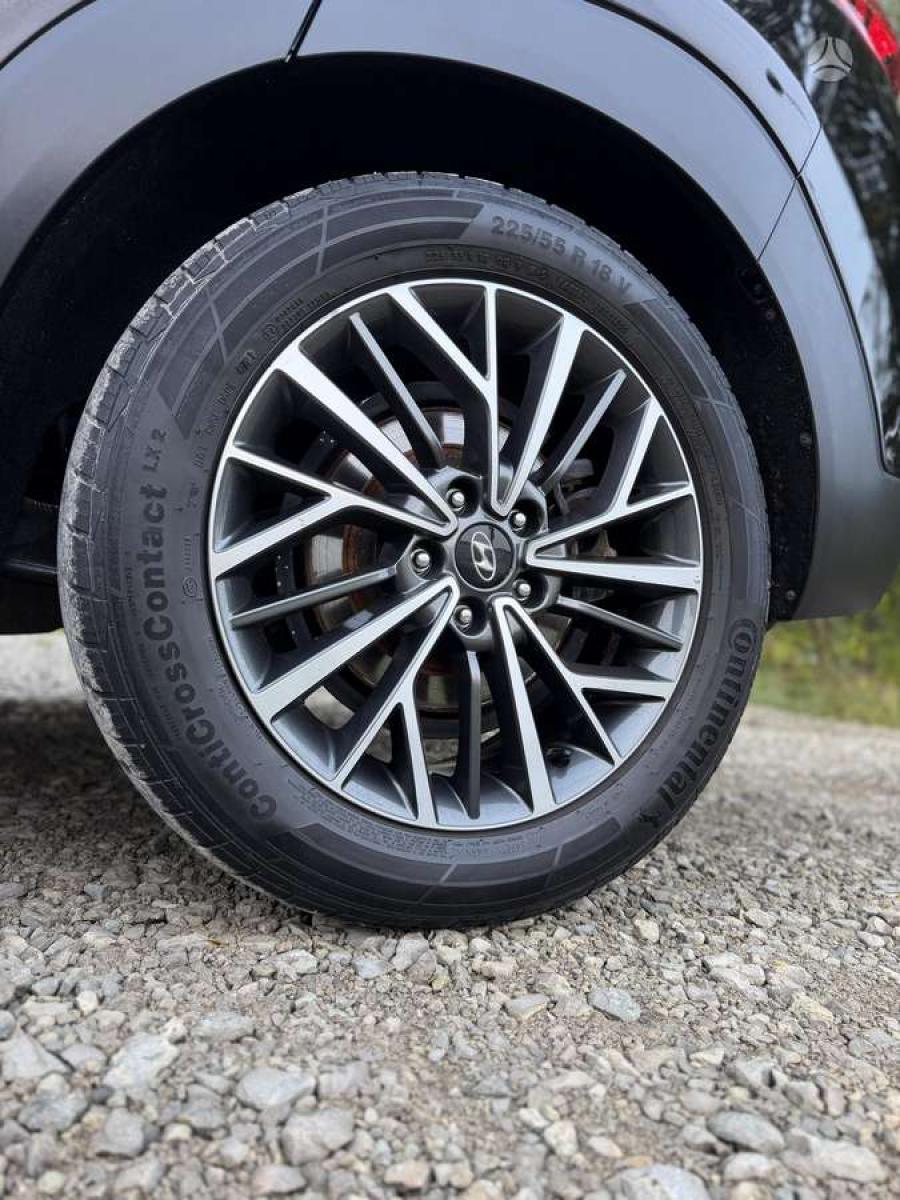 Black Hyundai Tucson 2018 in Siauliai, with an engine capacity of 1.60 L and mileage of 198 thousand km for 15750 €, photo 25 on AUTOMOTO.COM.LV