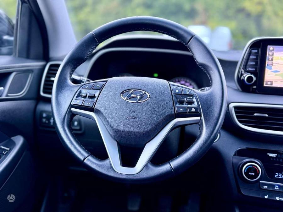 Black Hyundai Tucson 2018 in Siauliai, with an engine capacity of 1.60 L and mileage of 198 thousand km for 15750 €, photo 26 on AUTOMOTO.COM.LV