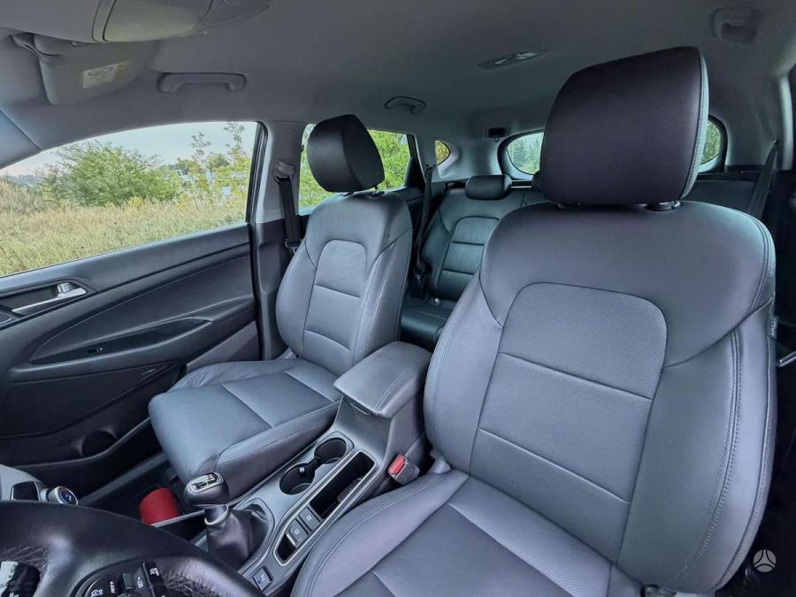 Black Hyundai Tucson 2018 in Siauliai, with an engine capacity of 1.60 L and mileage of 198 thousand km for 15750 €, photo 31 on AUTOMOTO.COM.LV