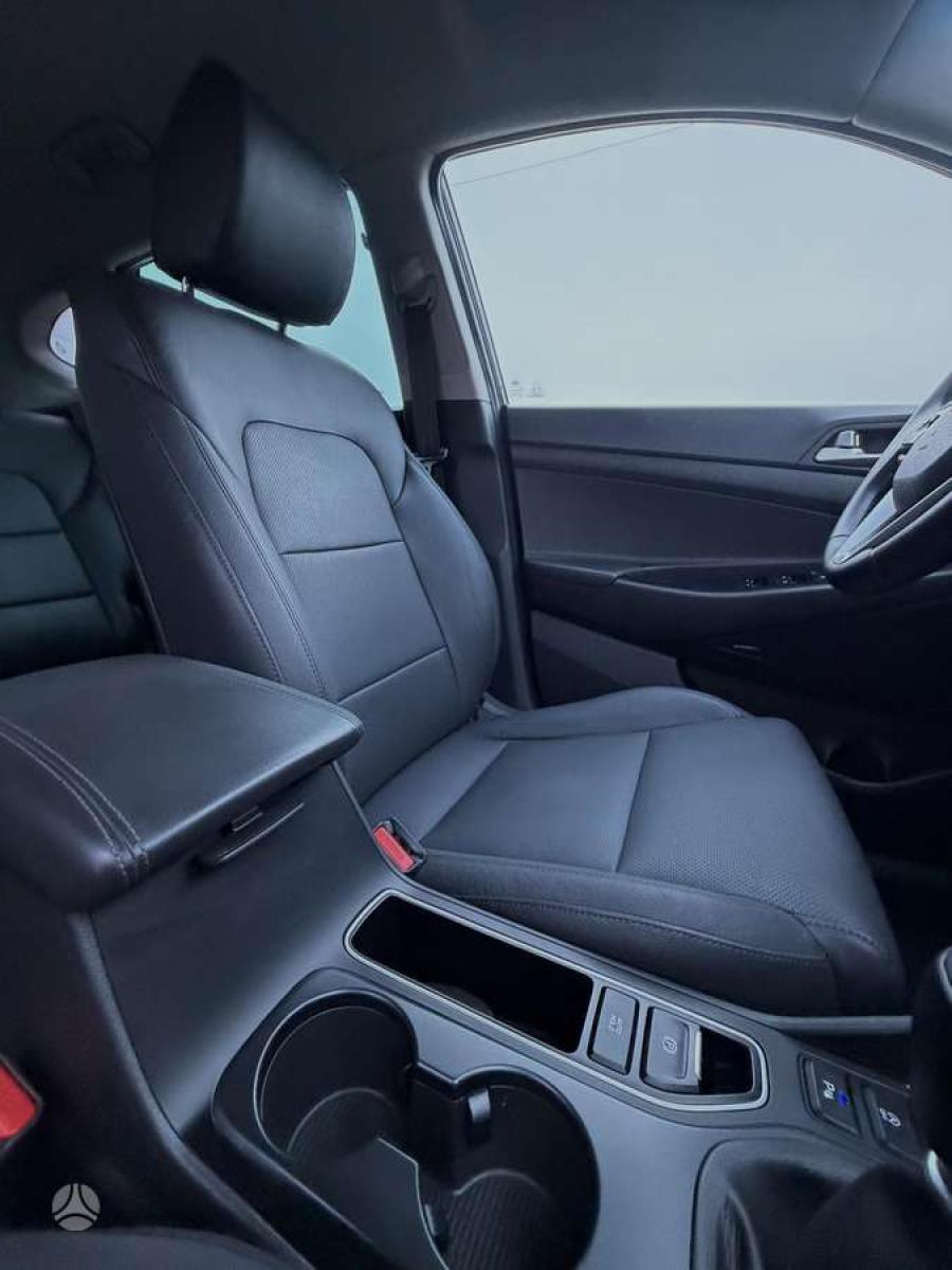 Black Hyundai Tucson 2018 in Siauliai, with an engine capacity of 1.60 L and mileage of 198 thousand km for 15750 €, photo 34 on AUTOMOTO.COM.LV