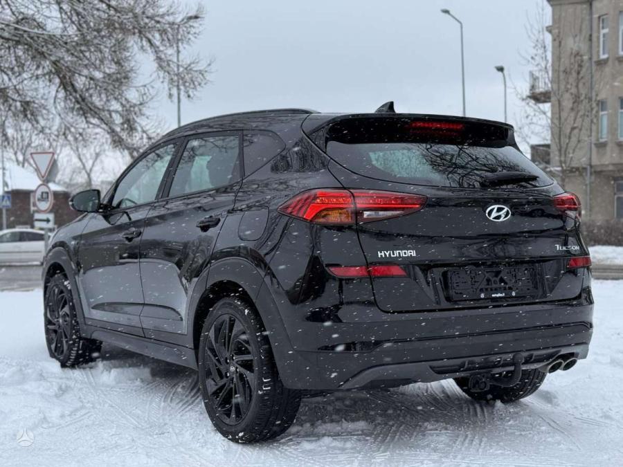 Black Hyundai Tucson 2020 in Ukmerge, with an engine capacity of 1.60 L and mileage of 165 thousand km for 14950 €, photo 3 on AUTOMOTO.COM.LV