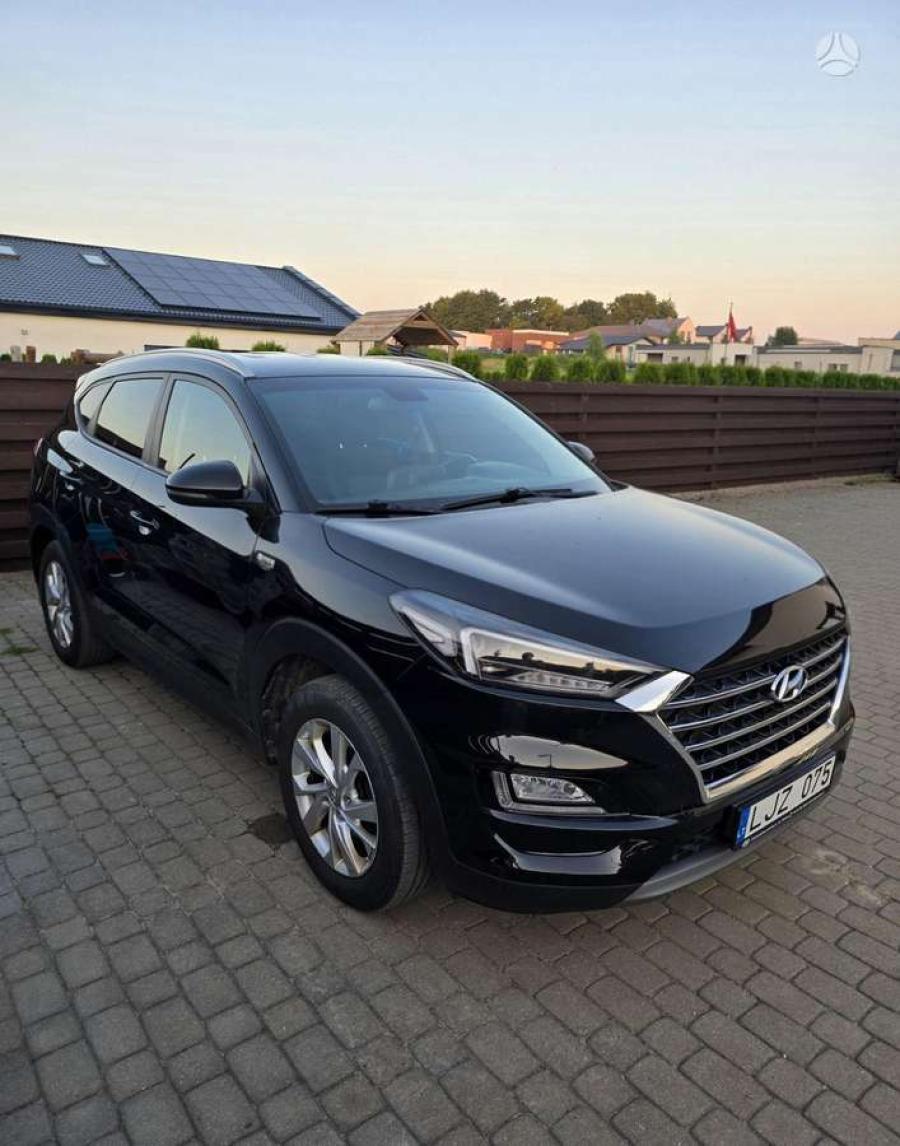 Black Hyundai Tucson 2020 in Vilnius, with an engine capacity of 1.59 L and mileage of 111 thousand km for 18300 €, photo 4 on AUTOMOTO.COM.LV