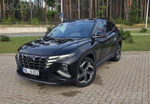 Black Hyundai Tucson 2023 in Riga, with an engine capacity of 1.60 L and mileage of 37 thousand km for 27490 €, photo  on AUTOMOTO.COM.LV