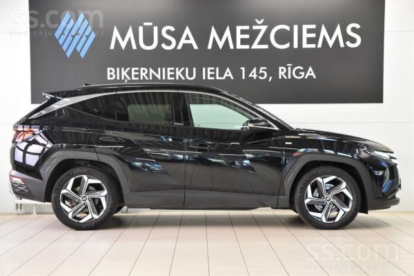 Black Hyundai Tucson 2023 in Riga, with an engine capacity of 1.60 L and mileage of 81 thousand km for 23990 €, photo 5 on AUTOMOTO.COM.LV