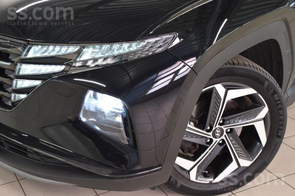 Black Hyundai Tucson 2023 in Riga, with an engine capacity of 1.60 L and mileage of 81 thousand km for 23990 €, photo 11 on AUTOMOTO.COM.LV
