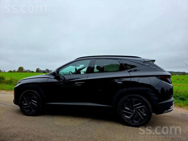 Black Hyundai Tucson 2025 in Riga, with an engine capacity of 1.60 L and mileage of 37 thousand km for 34950 €, photo 3 on AUTOMOTO.COM.LV