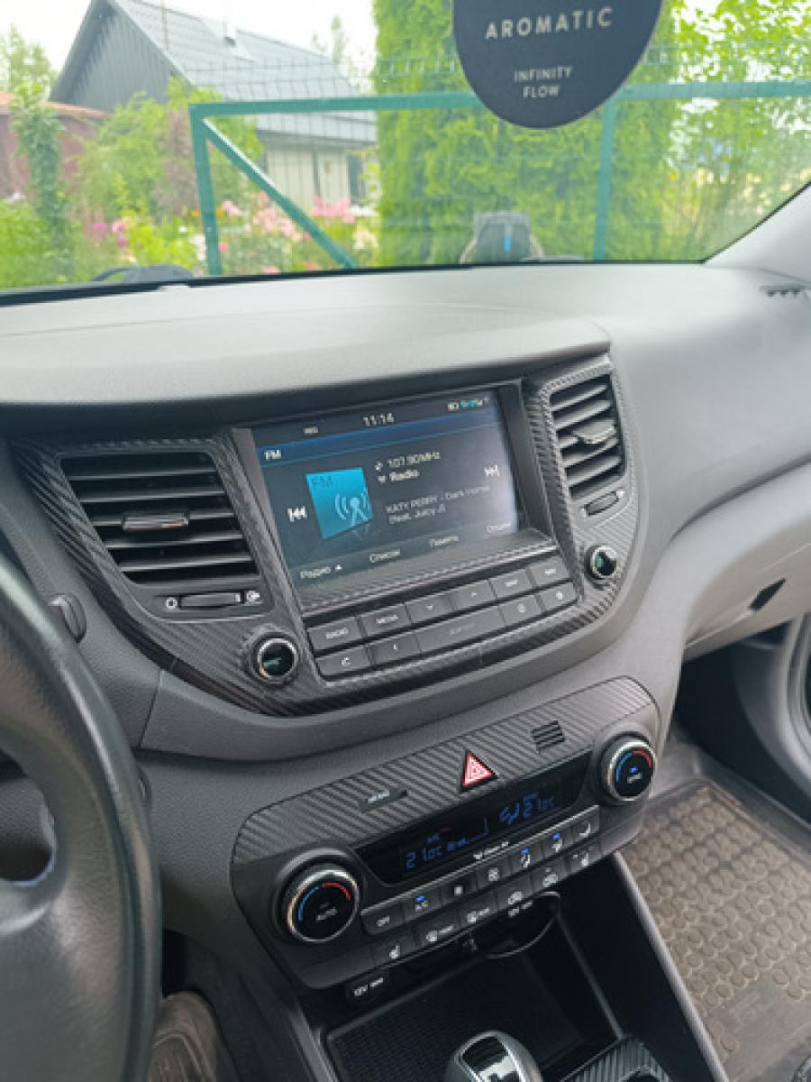 Black Hyundai Tucson 2017 in Narva, with an engine capacity of 1.70 L and mileage of 201 thousand km for 12499 €, photo 10 on AUTOMOTO.COM.LV