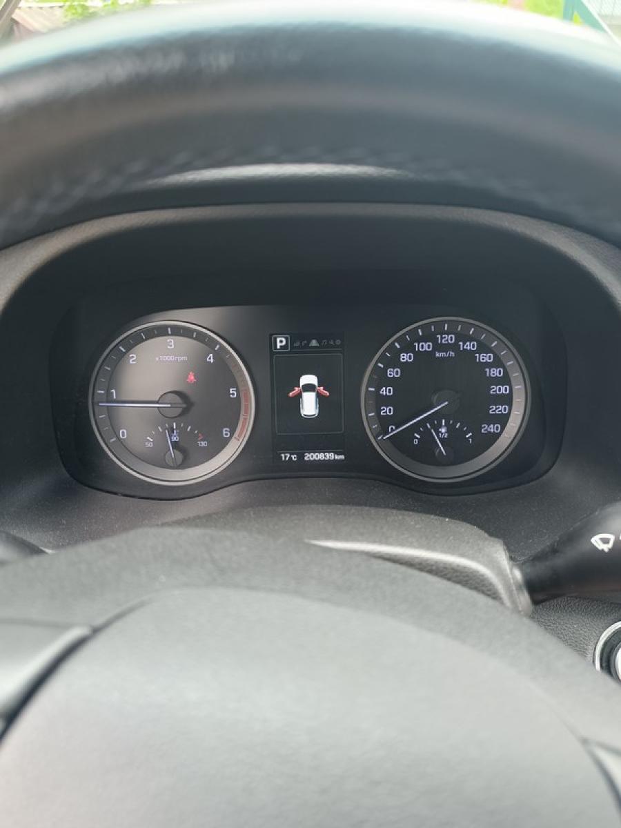 Black Hyundai Tucson 2017 in Narva, with an engine capacity of 1.70 L and mileage of 201 thousand km for 12499 €, photo 22 on AUTOMOTO.COM.LV