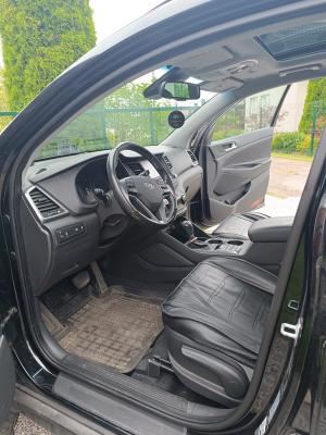 Black Hyundai Tucson 2017 in Narva, with an engine capacity of 1.70 L and mileage of 201 thousand km for 12499 €, photo 26 on AUTOMOTO.COM.LV