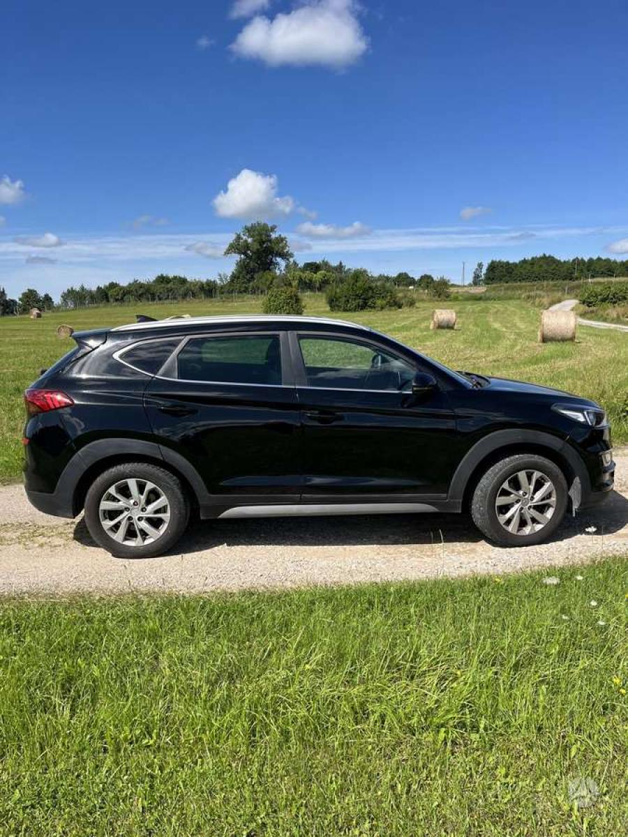 Black Hyundai Tucson 2018 in Utena, with an engine capacity of 1.60 L and mileage of 89 thousand km for 13800 €, photo 8 on AUTOMOTO.COM.LV