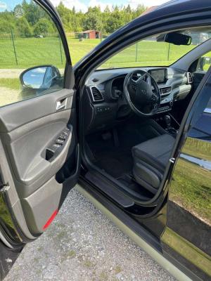 Black Hyundai Tucson 2018 in Utena, with an engine capacity of 1.60 L and mileage of 89 thousand km for 13800 €, photo 11 on AUTOMOTO.COM.LV