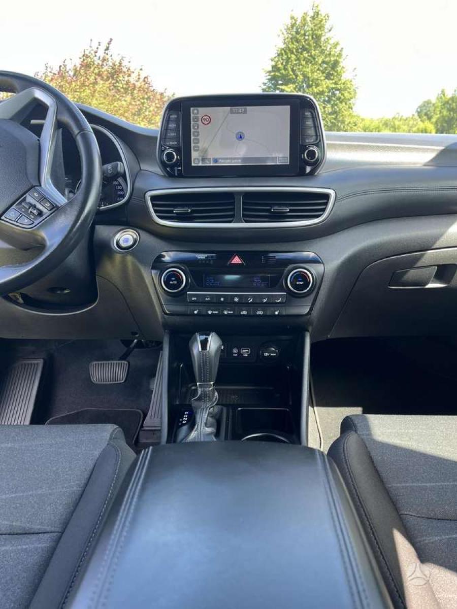 Black Hyundai Tucson 2018 in Utena, with an engine capacity of 1.60 L and mileage of 89 thousand km for 13800 €, photo 15 on AUTOMOTO.COM.LV
