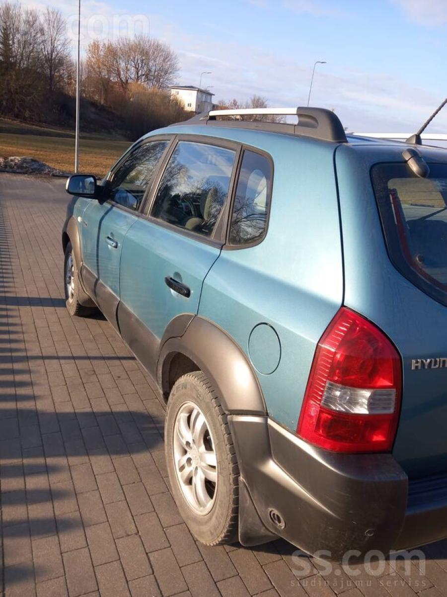 Blue Hyundai Tucson 2006 in Rezekne, with an engine capacity of 2.00 L and mileage of 355 thousand km for 3200 €, photo 4 on AUTOMOTO.COM.LV