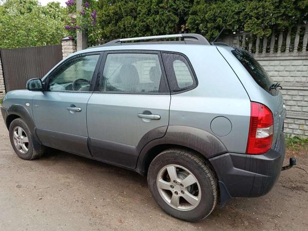 Blue Hyundai Tucson 2006 in Marijampole, with an engine capacity of 2.66 L and mileage of 280 thousand km for 2500 €, photo 6 on AUTOMOTO.COM.LV