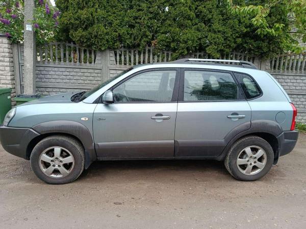 Blue Hyundai Tucson 2006 in Marijampole, with an engine capacity of 2.66 L and mileage of 280 thousand km for 2500 €, photo 7 on AUTOMOTO.COM.LV