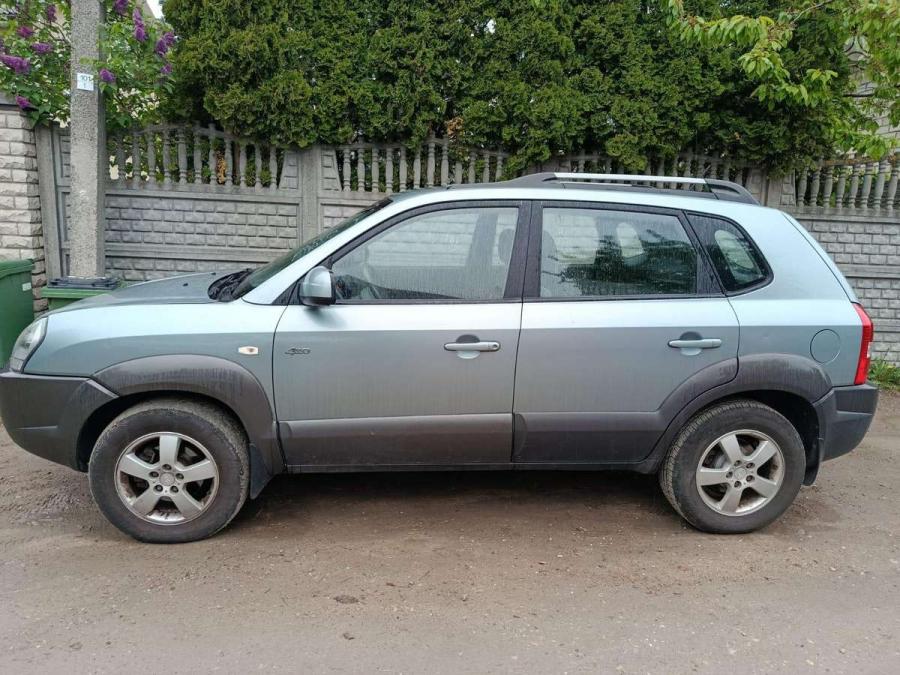 Blue Hyundai Tucson 2006 in Marijampole, with an engine capacity of 2.66 L and mileage of 280 thousand km for 2500 €, photo 8 on AUTOMOTO.COM.LV