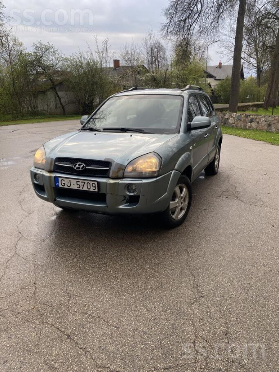 Blue Hyundai Tucson 2008 in Ogre, with an engine capacity of 2.00 L and mileage of 180 thousand km for 1100 €, photo 3 on AUTOMOTO.COM.LV