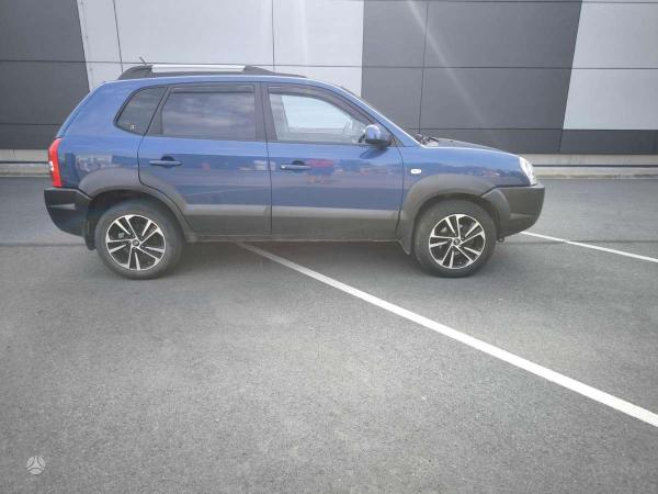 Blue Hyundai Tucson 2008 in Vilnius, with an engine capacity of 1.98 L and mileage of 199 thousand km for 2650 €, photo 4 on AUTOMOTO.COM.LV