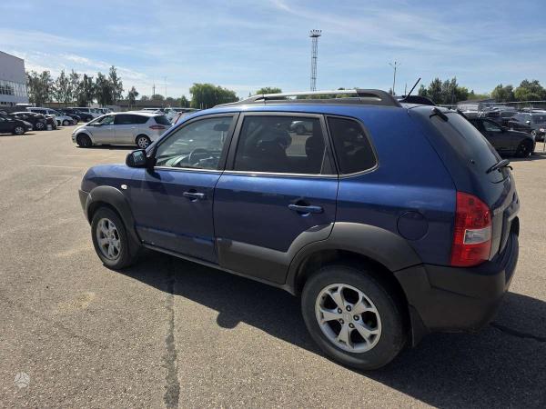 Blue Hyundai Tucson 2009 in Marijampole, with an engine capacity of 1.98 L and mileage of 249 thousand km for 2700 €, photo 6 on AUTOMOTO.COM.LV