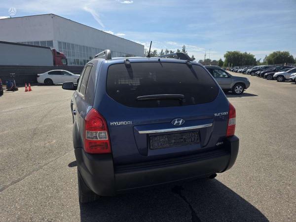 Blue Hyundai Tucson 2009 in Marijampole, with an engine capacity of 1.98 L and mileage of 249 thousand km for 2700 €, photo 8 on AUTOMOTO.COM.LV